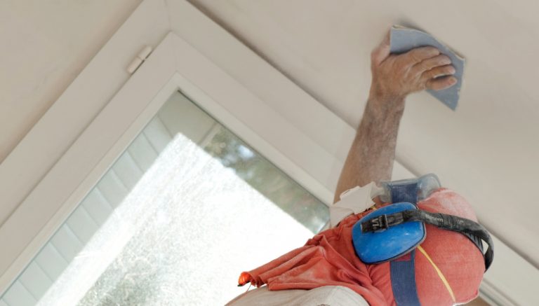 Guida su come imbiancare il soffitto in 7 facili passaggi